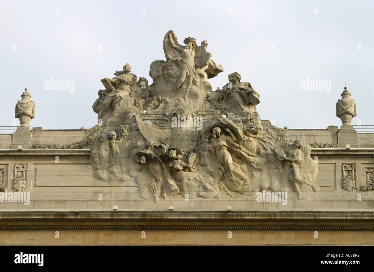 Roof sculptures hi-res stock photography and images - Alamy