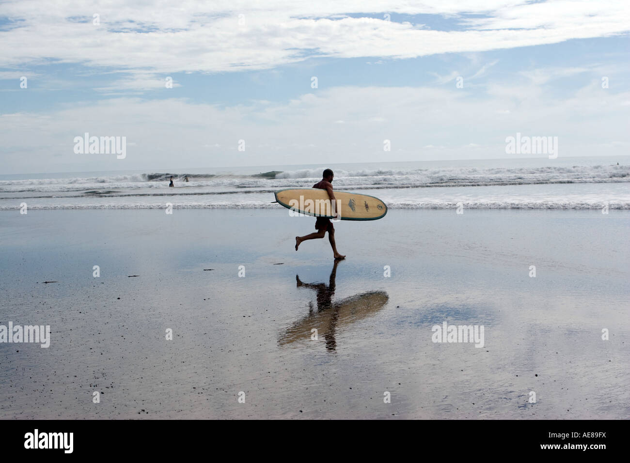 surfer running with his board Stock Photo - Alamy