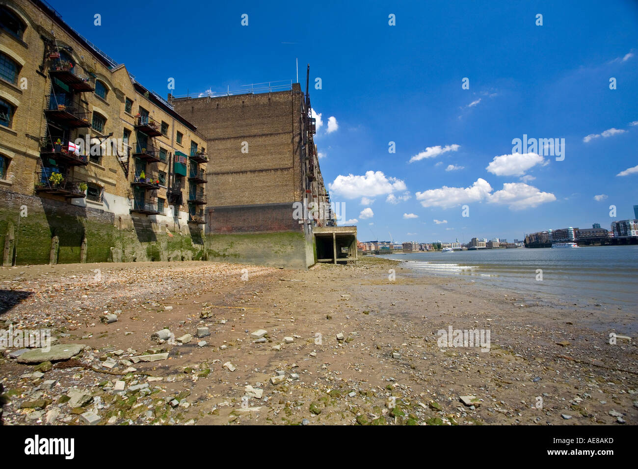 Thames warehouse docks hi-res stock photography and images - Alamy