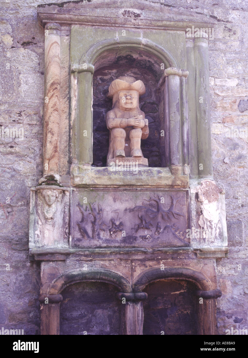 dh CERES FIFE Man statue in wall Stock Photo - Alamy