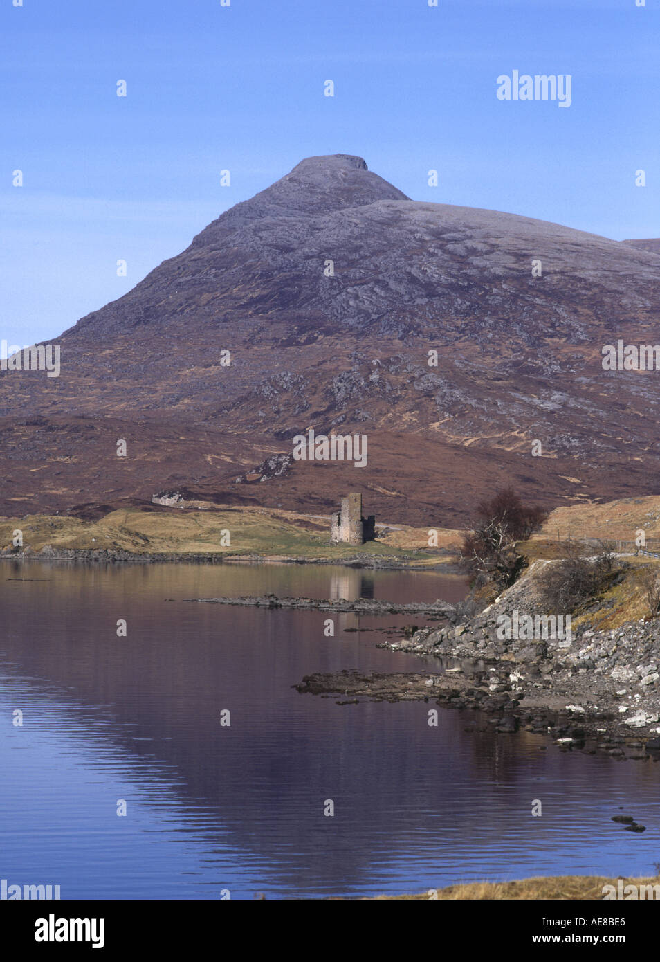 Lochside castle hi-res stock photography and images - Alamy