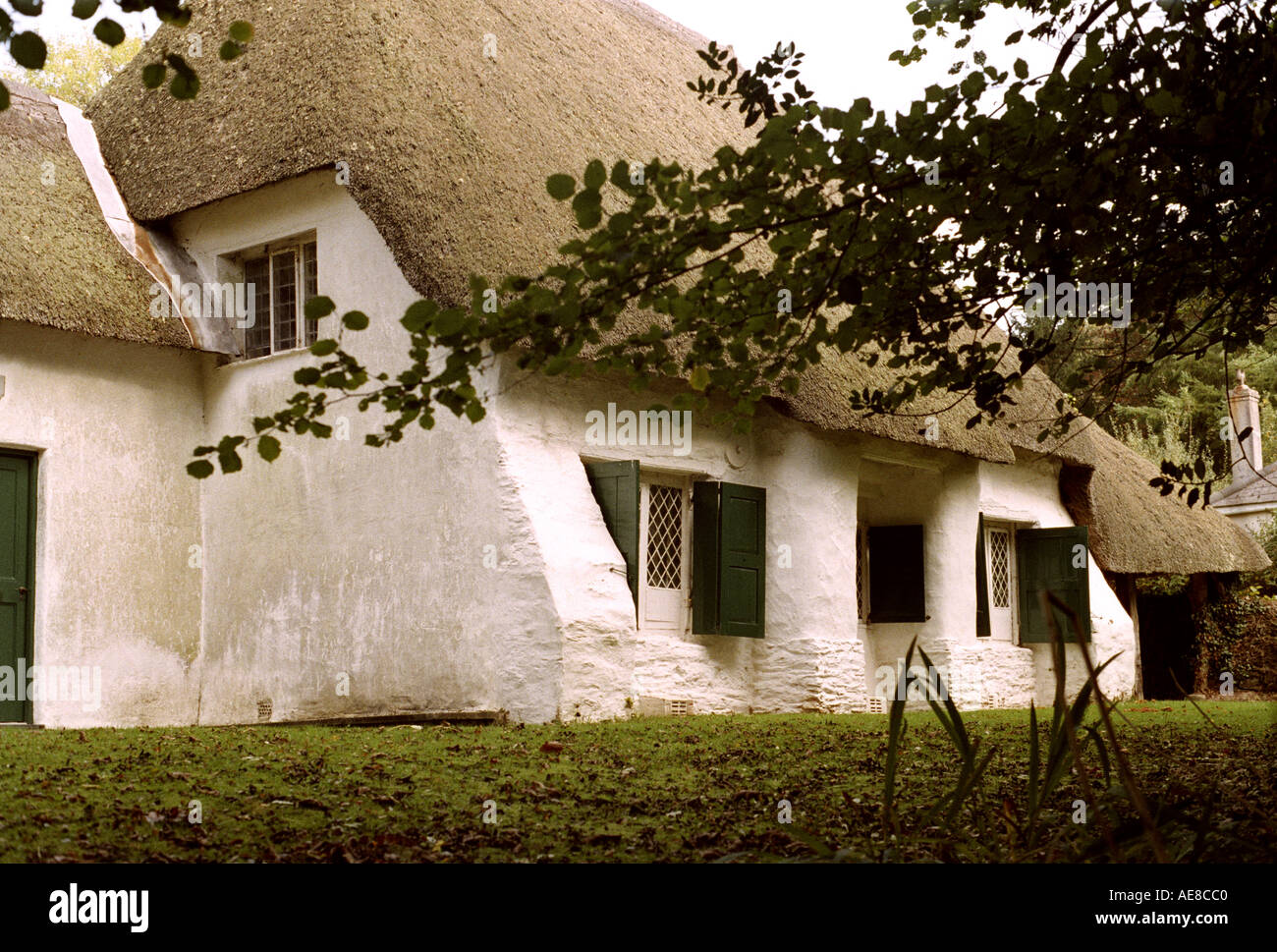 Thatched cottage used as Quaker meeting house in Come to Good Cornwall ...