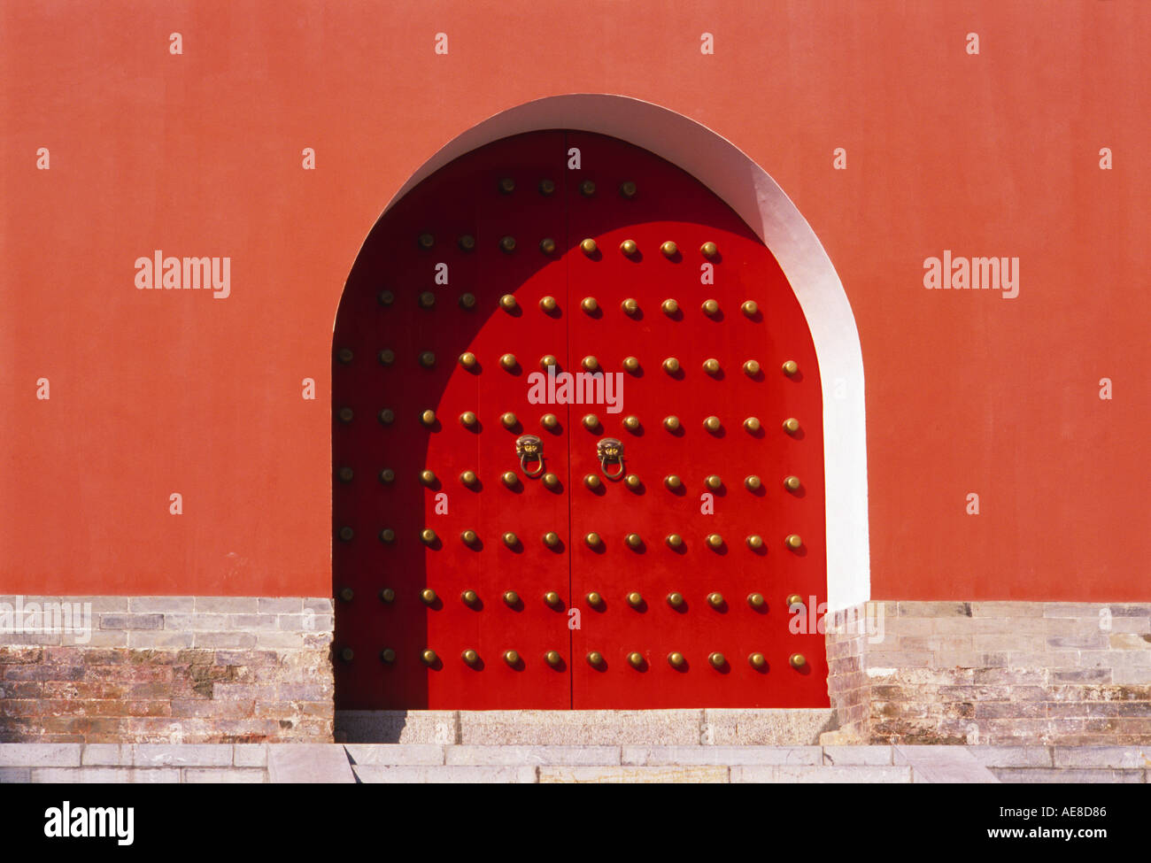 Traditional Chinese red gate Stock Photo - Alamy