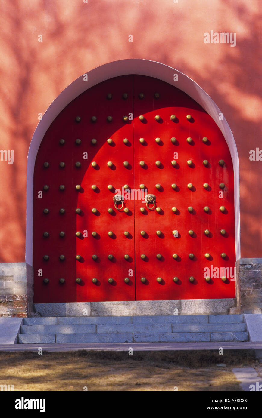 Traditional Chinese red gate Stock Photo - Alamy