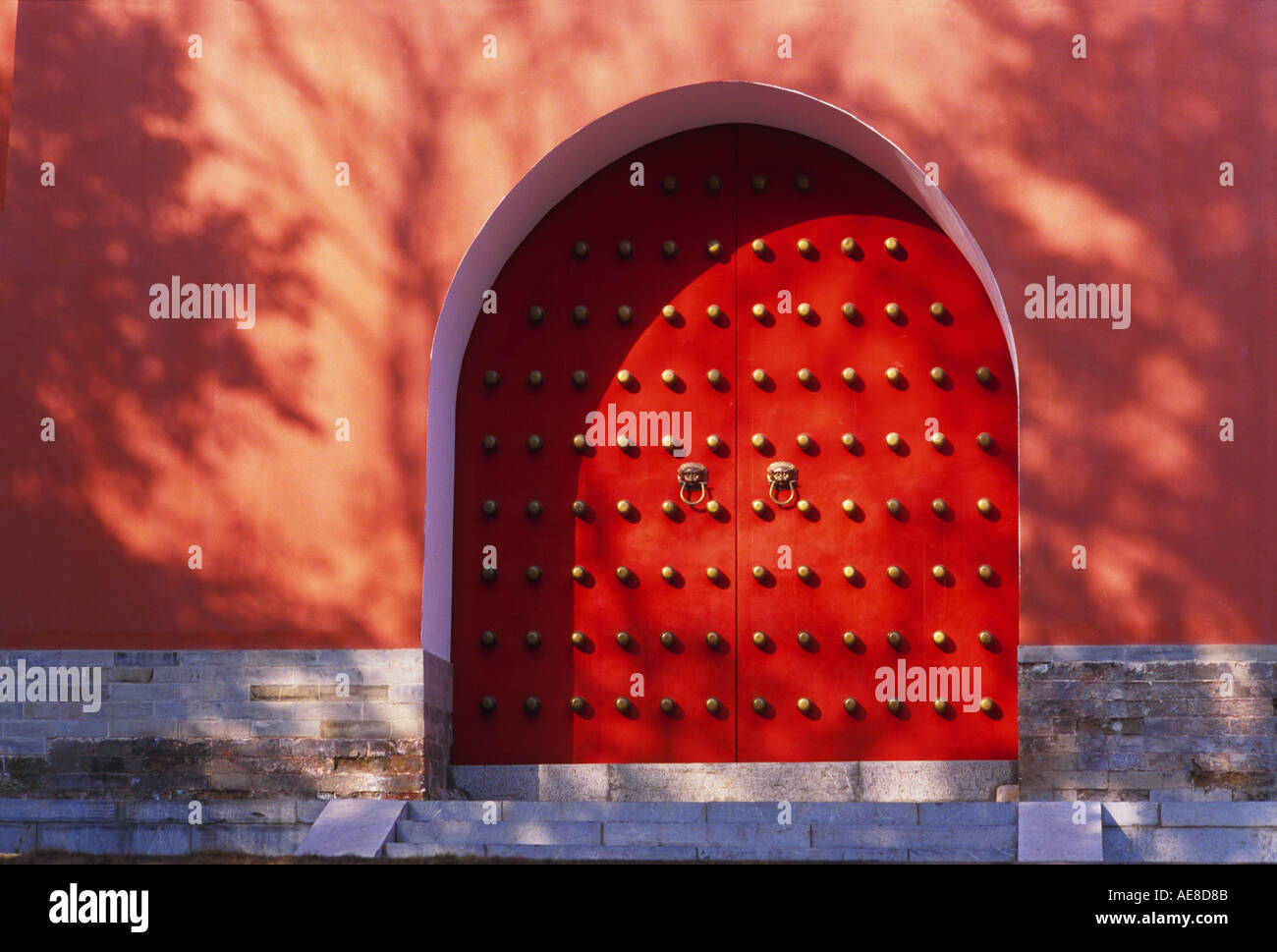 Traditional Chinese red gate Stock Photo - Alamy