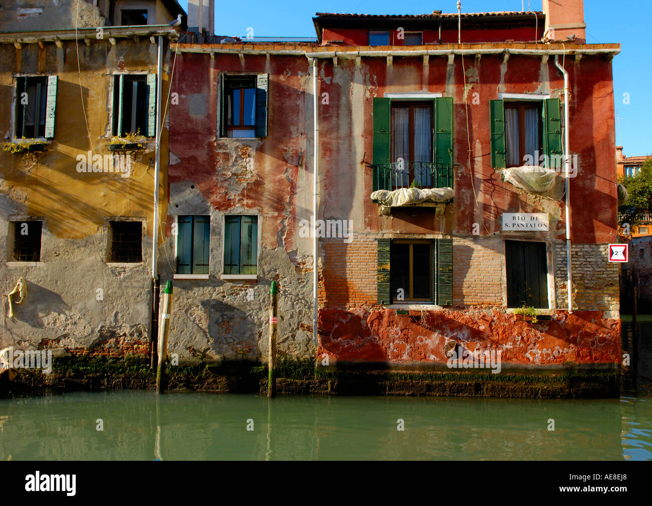 Venice building crumbling hi-res stock photography and images - Alamy
