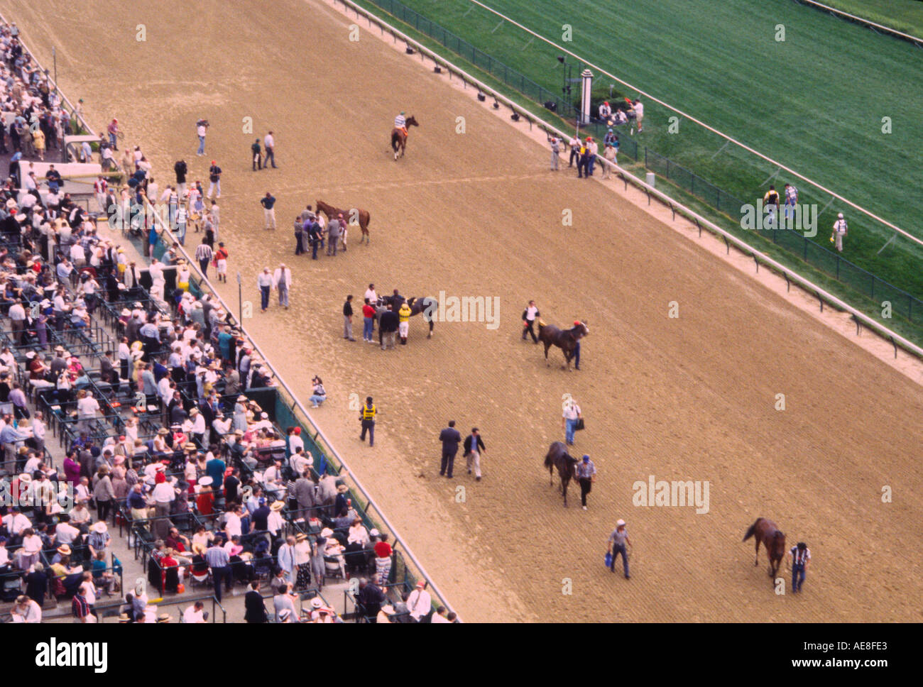 Horse racing spectators cheering hi-res stock photography and images ...