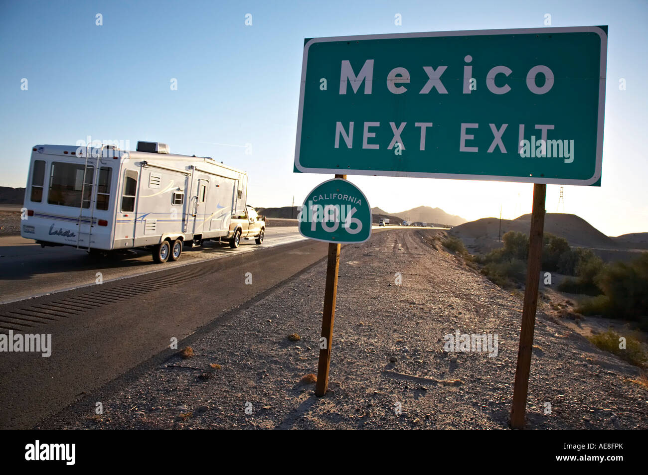 California mexico border sign hi-res stock photography and images - Alamy