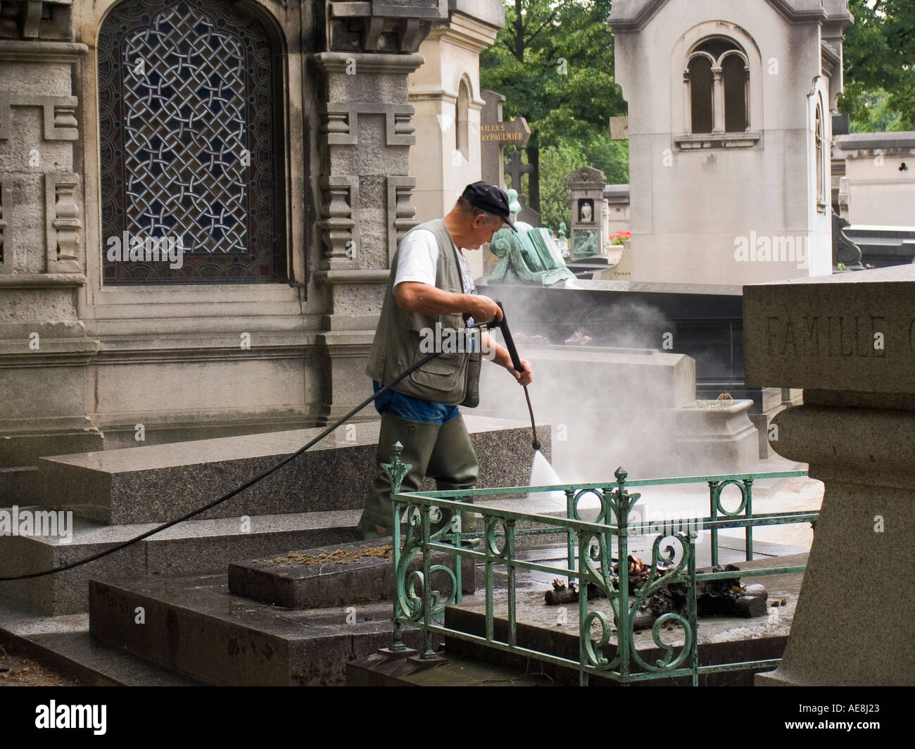 Tomb cleaning hi-res stock photography and images - Alamy