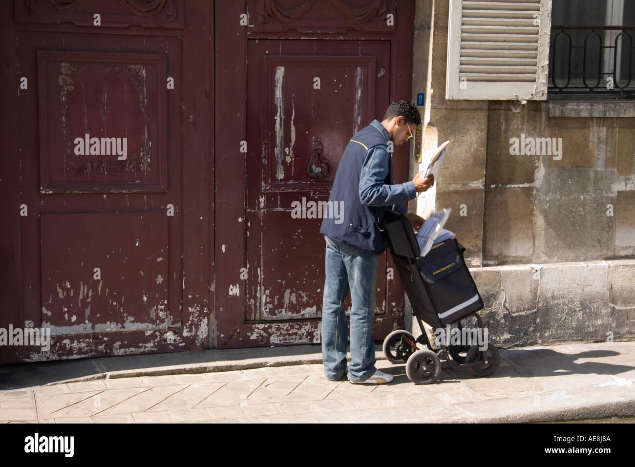 Deliver delivering sorting hi-res stock photography and images - Alamy