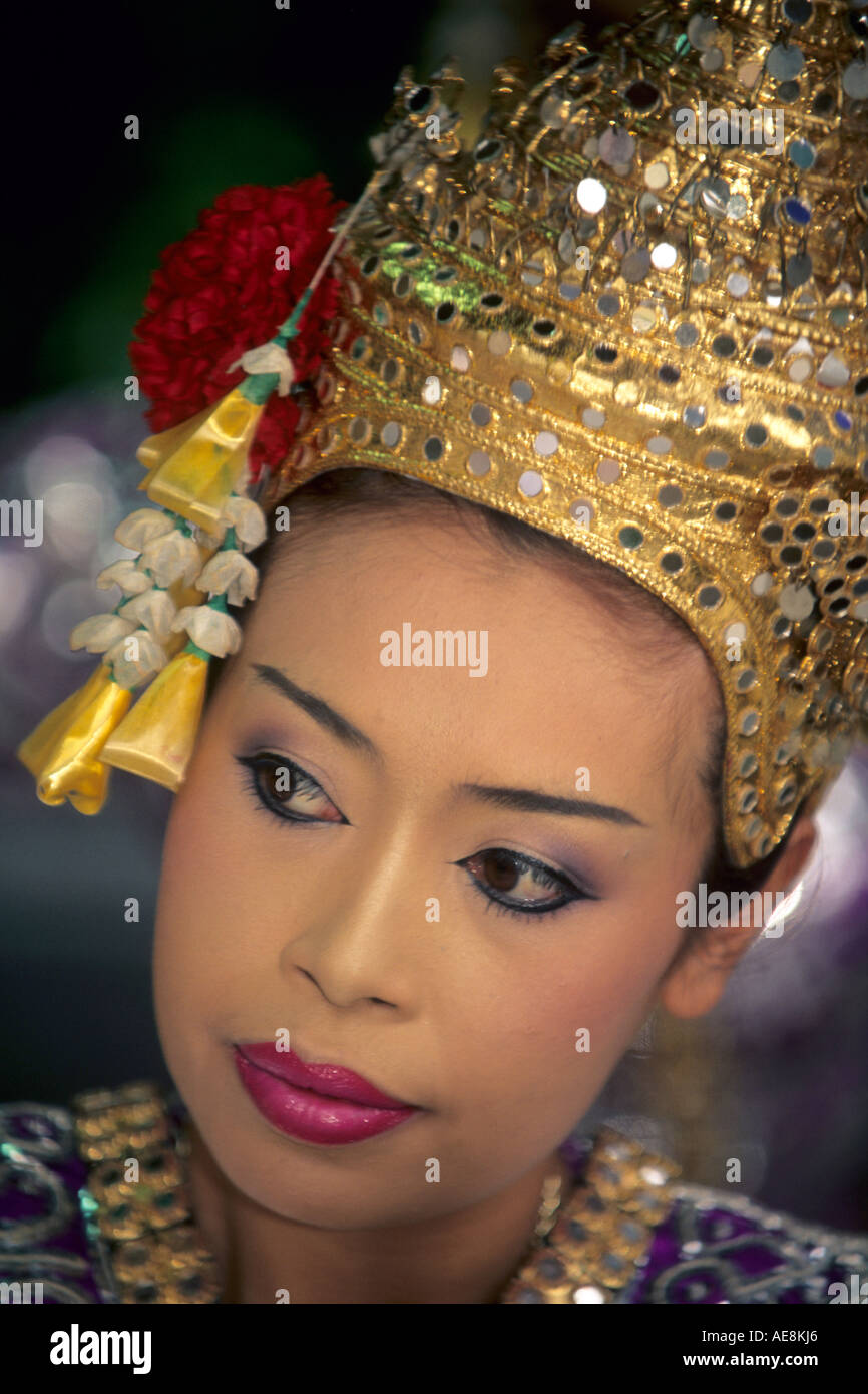Traditional Thai dancer Erewan Shrine Bangkok Thailand Stock Photo - Alamy