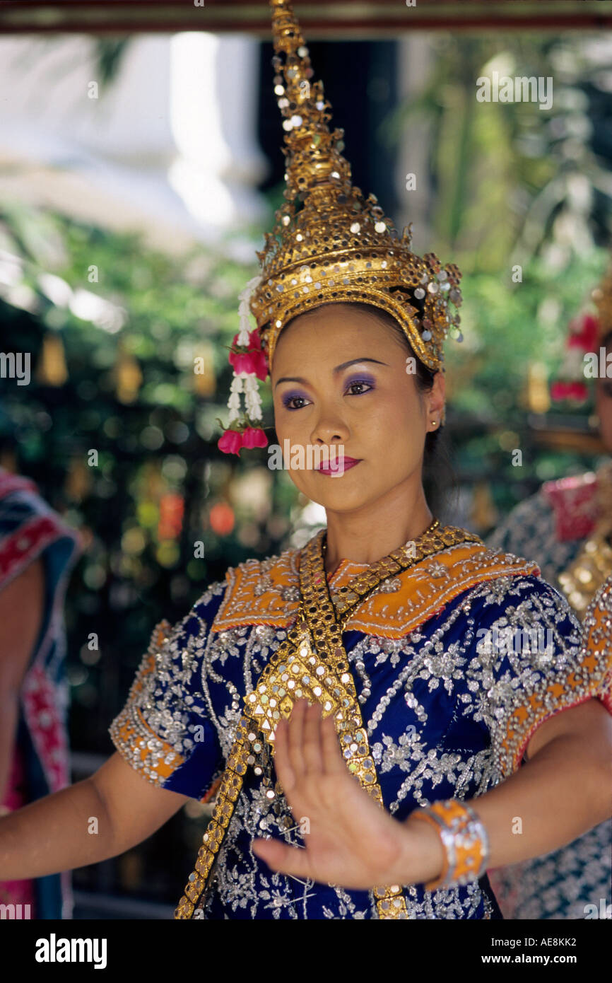 Traditional dancer Erewan Shrine Bangkok Thailand Stock Photo - Alamy