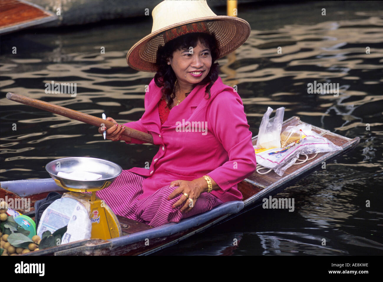 Boat lady Damnoen Saduak Floating Market Thailand Stock Photo - Alamy