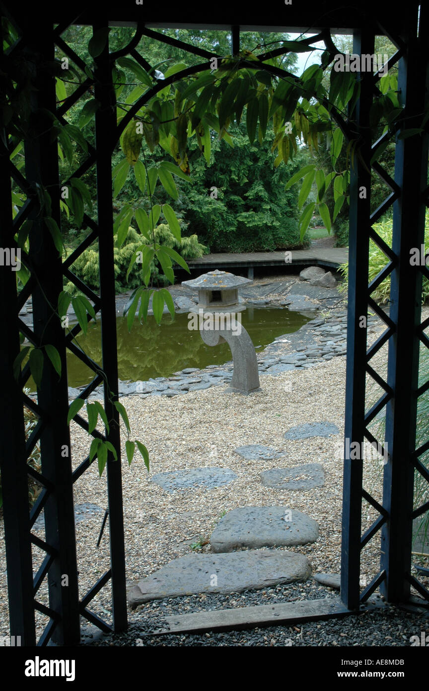 Japanese garden trellis hi-res stock photography and images - Alamy