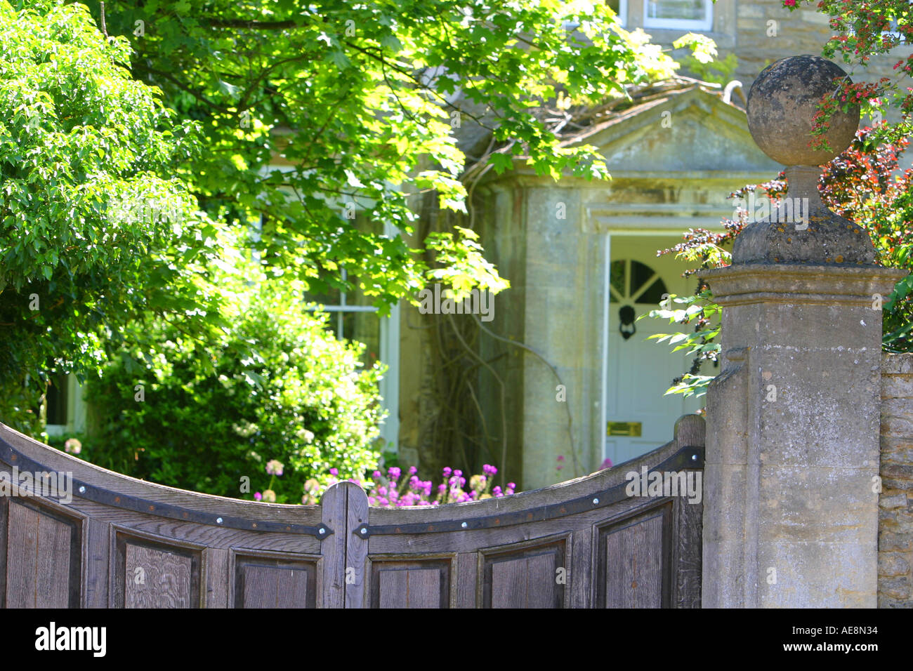 English country house gates hi-res stock photography and images - Alamy