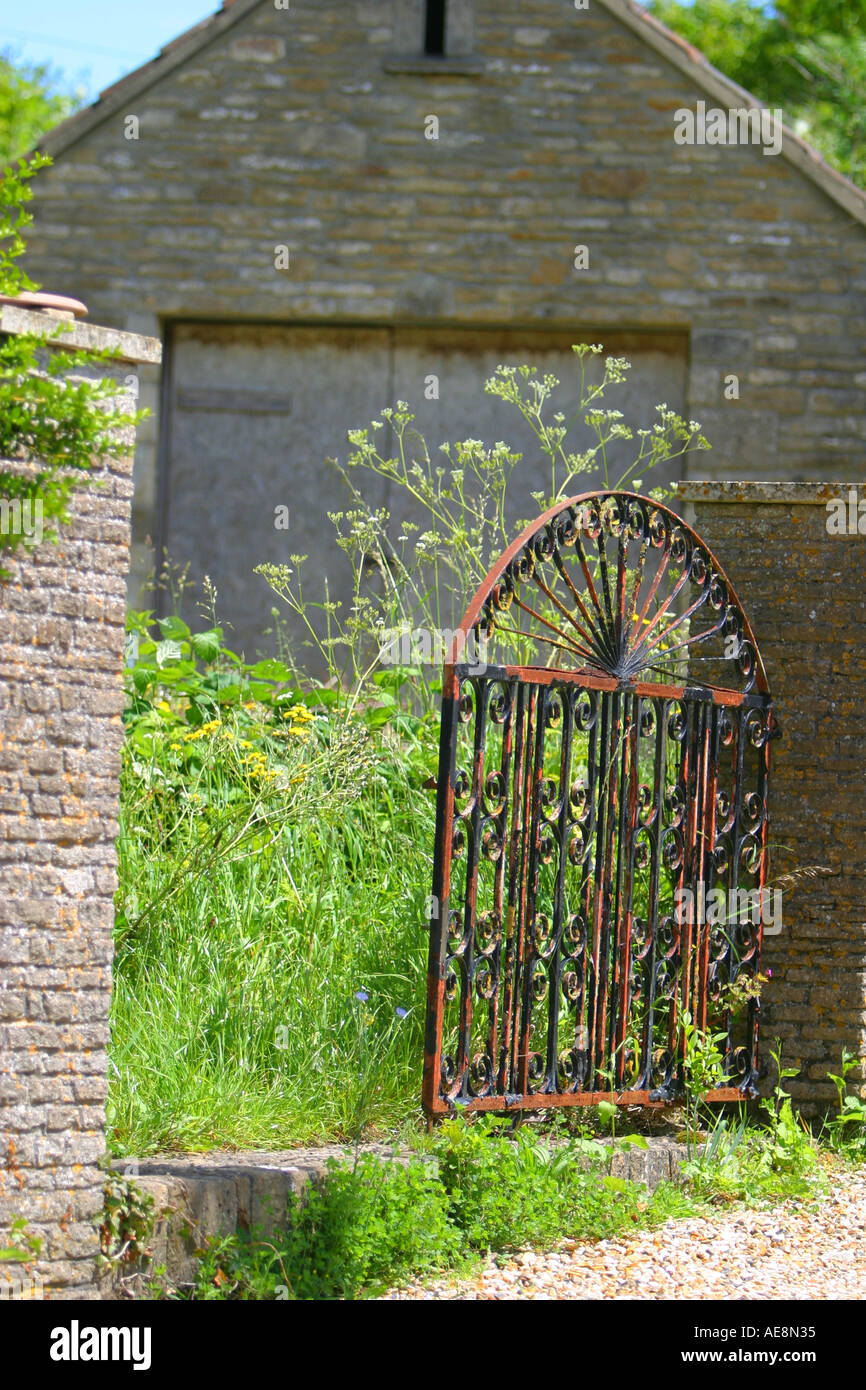 English country house gates hi-res stock photography and images - Alamy