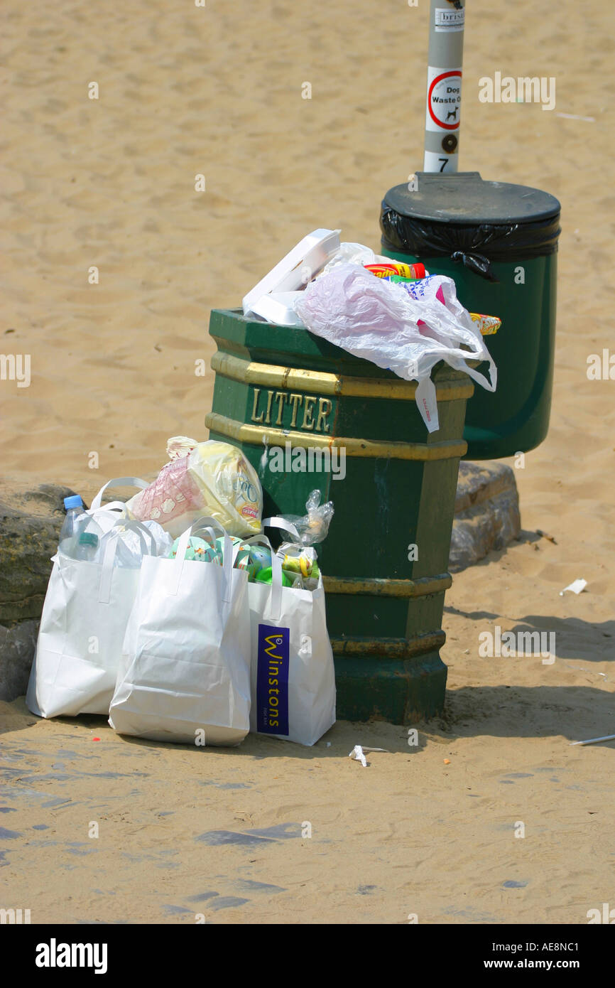 Overflowing rubbish bin on the beach Stock Photo - Alamy