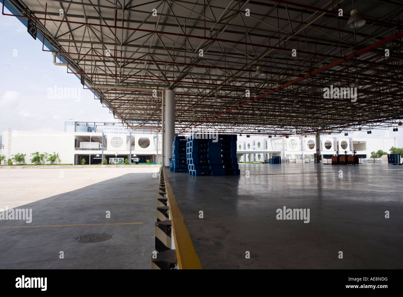 empty cargo loading bay Stock Photo - Alamy