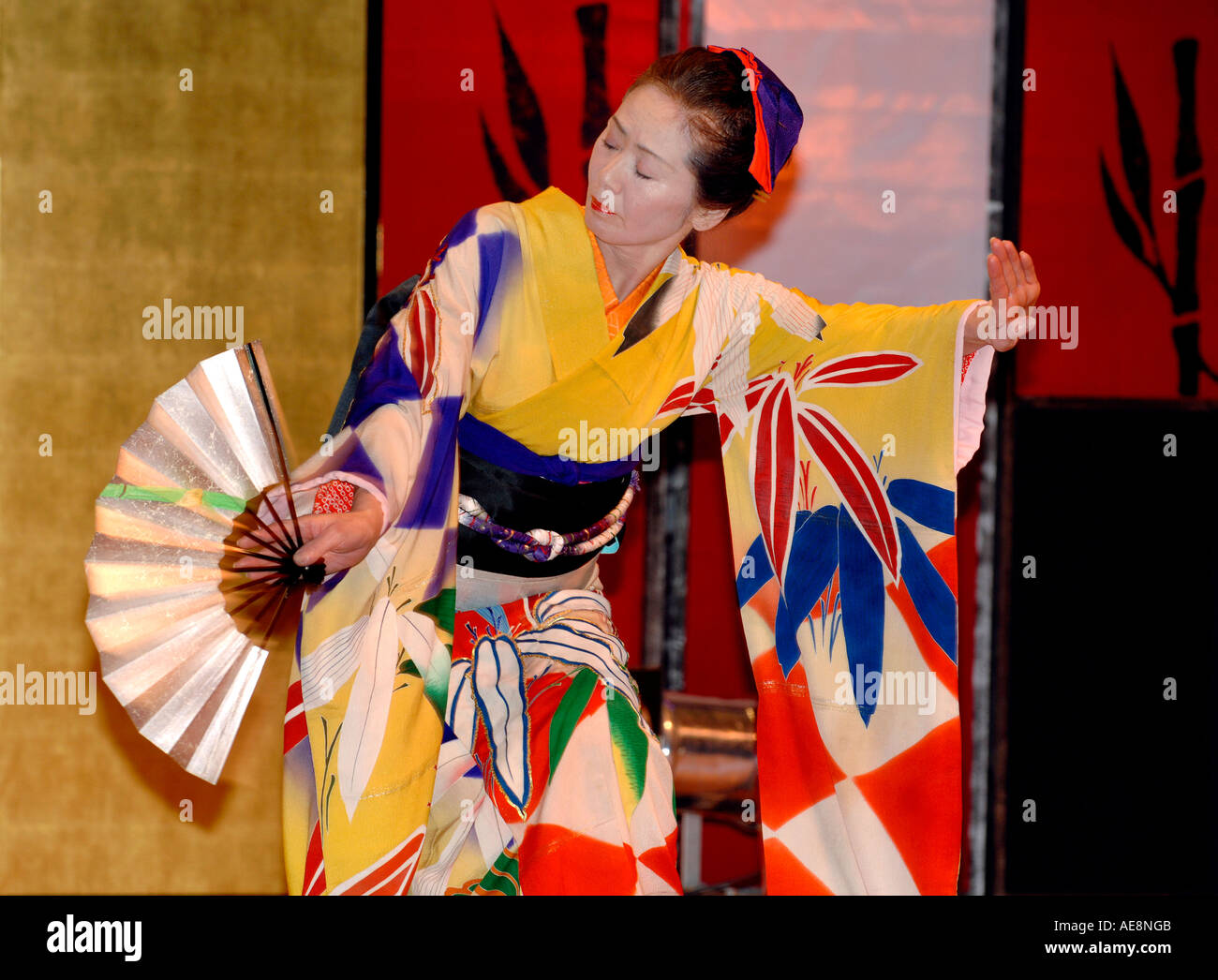 Japanese dancer hi-res stock photography and images - Alamy