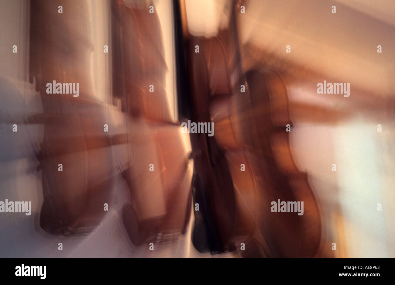 Violin zoom hi-res stock photography and images - Alamy