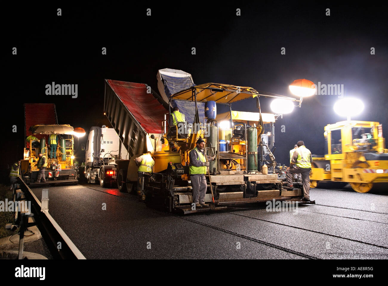 Night roadworks hi-res stock photography and images - Alamy