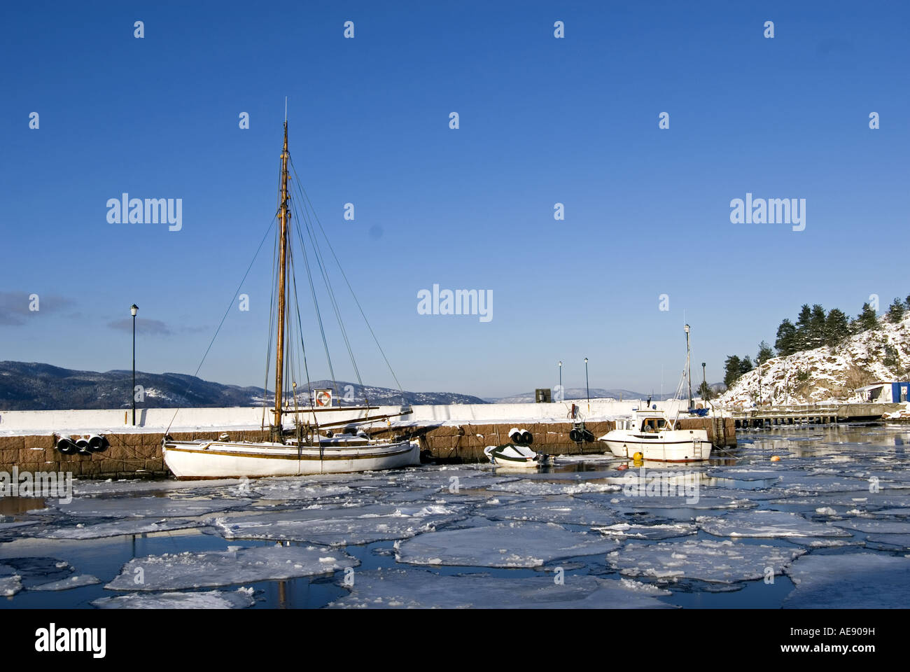 Lots of ice flakes and ice bergs in the harbour of Holmsbu in Norway ...