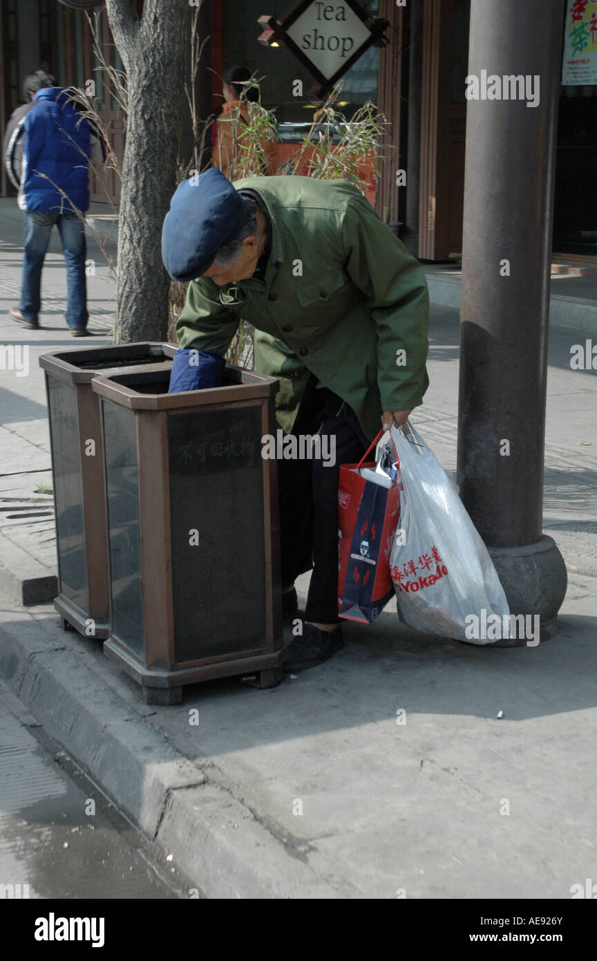 China garbage hi-res stock photography and images - Alamy
