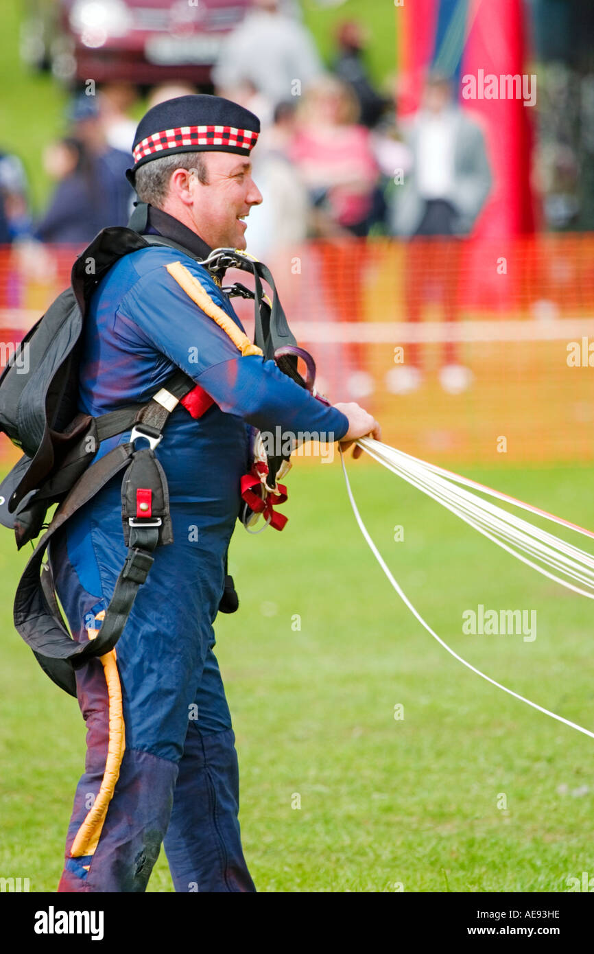 Skydiver from Golden Lions British Army Parachute Display Team ...