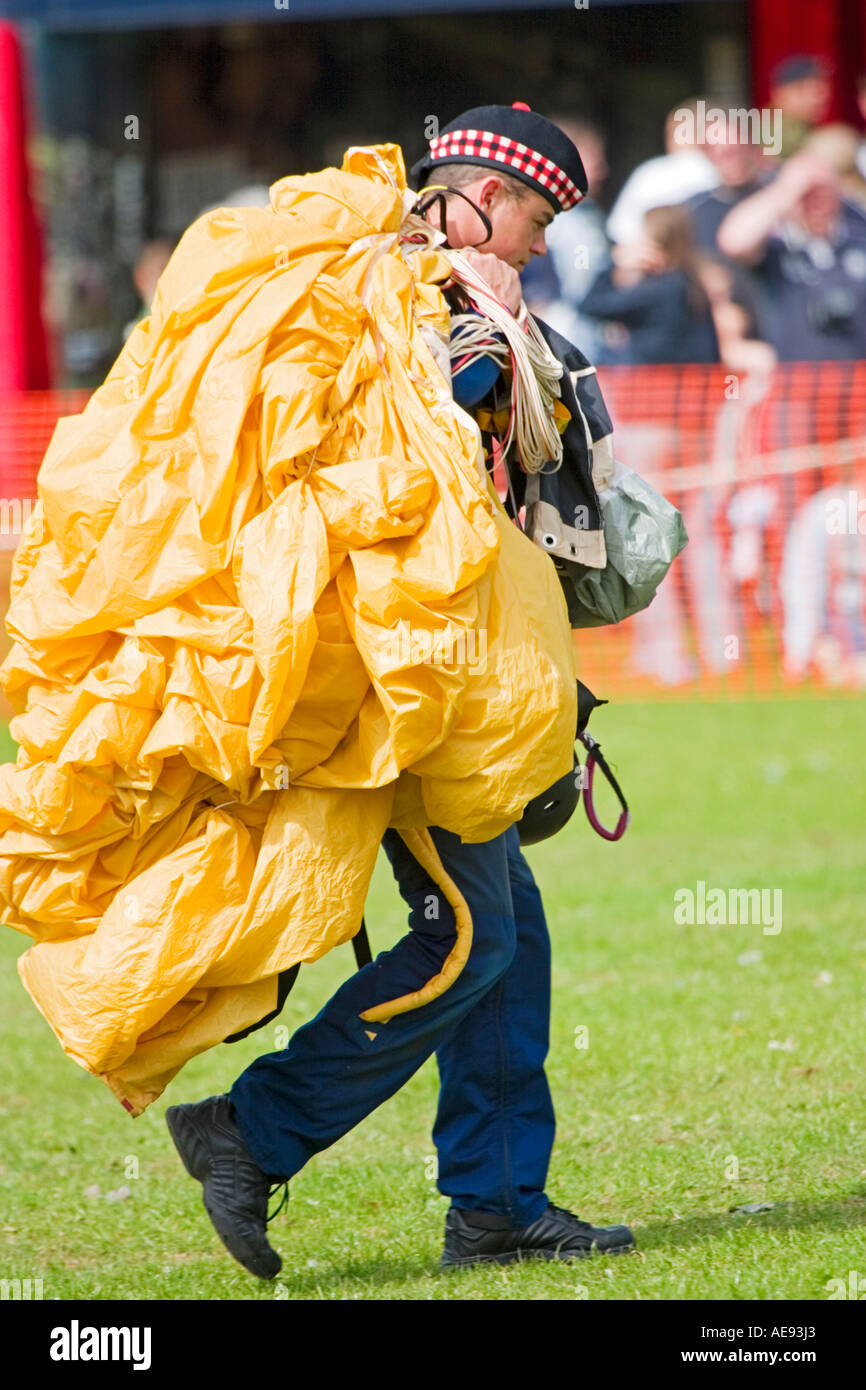 Skydiver from Golden Lions British Army Parachute Display Team ...