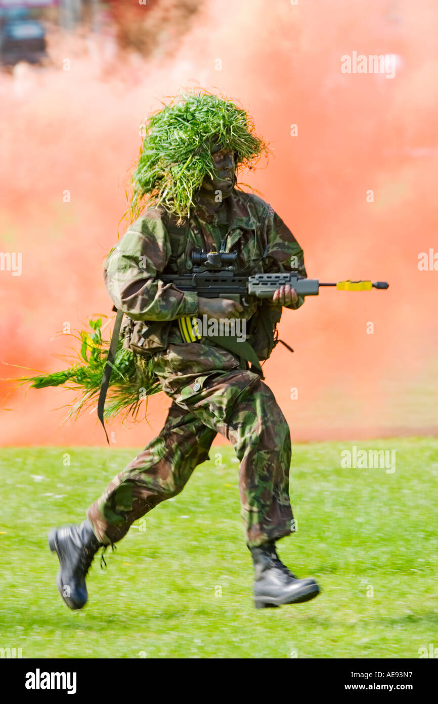 British Army infantry man on excercise with SA-80 assault rifle with ...