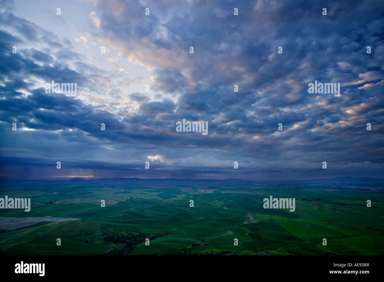 Clouds over farm palouse washington hi-res stock photography and images ...