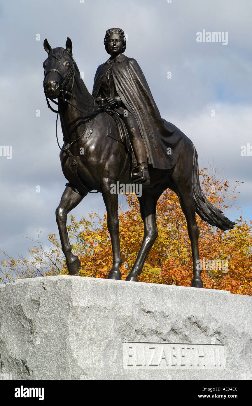 Queen elizabeth on horse hi-res stock photography and images - Alamy
