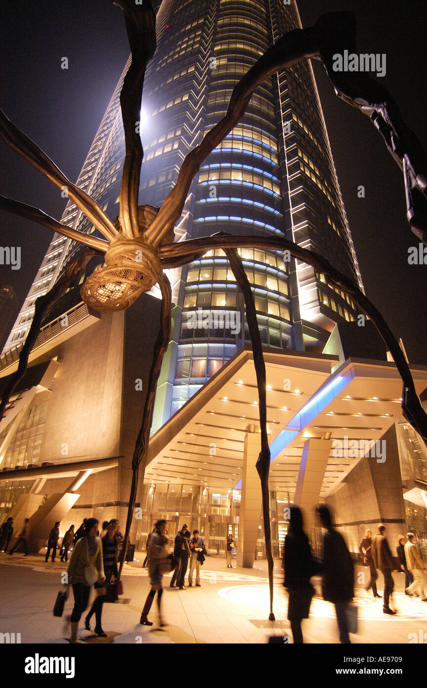 The Spider Sculpture outside Mori building in Roppongi Hills in Tokyo ...