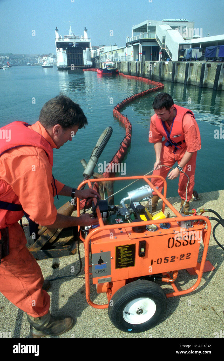 Oil spill recovery equipment and workers Stock Photo - Alamy