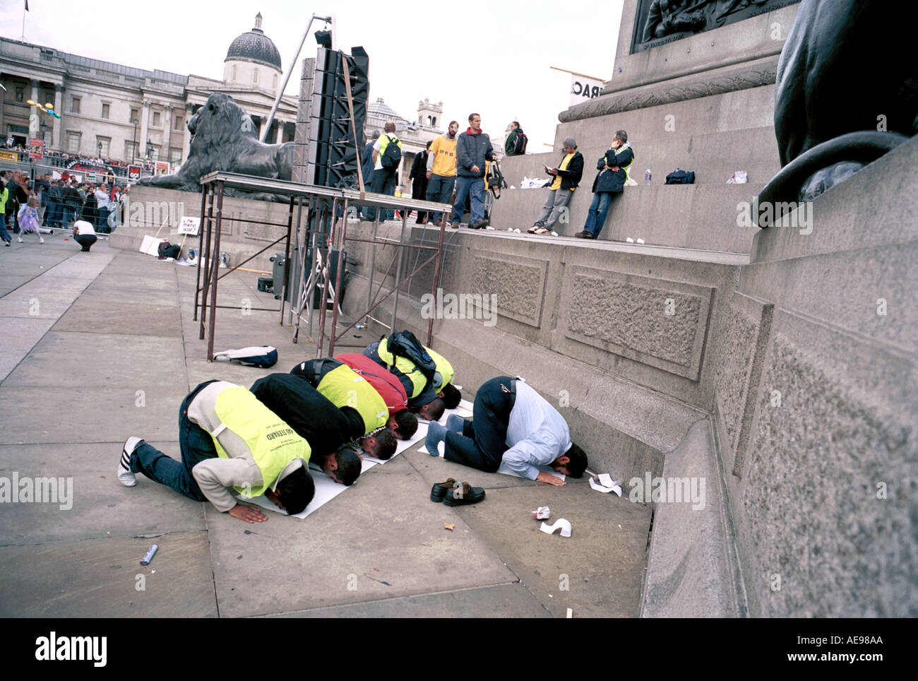 Muslim praying Trafalgar square London Stock Photo - Alamy