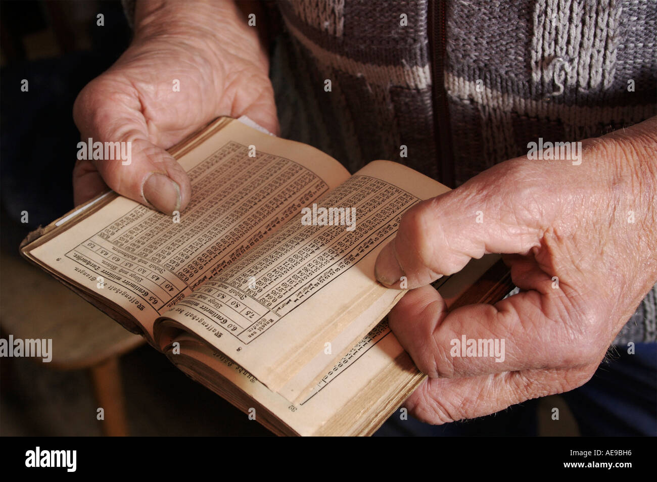 reading a book Stock Photo - Alamy