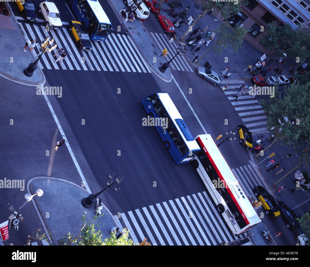 Bus road intersection pedestrians crossing hi-res stock photography and ...
