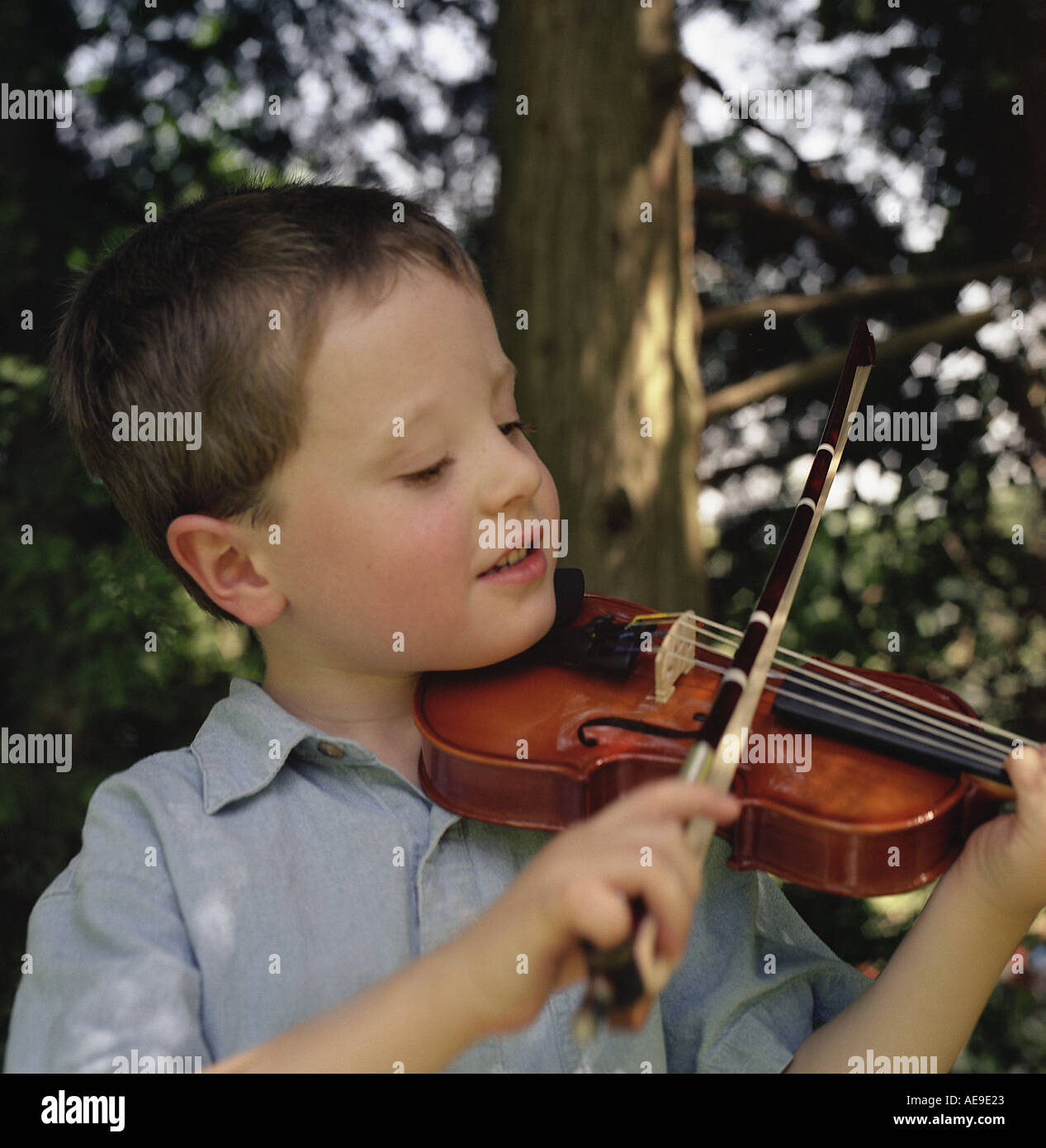 Boy playing violin Stock Photo - Alamy