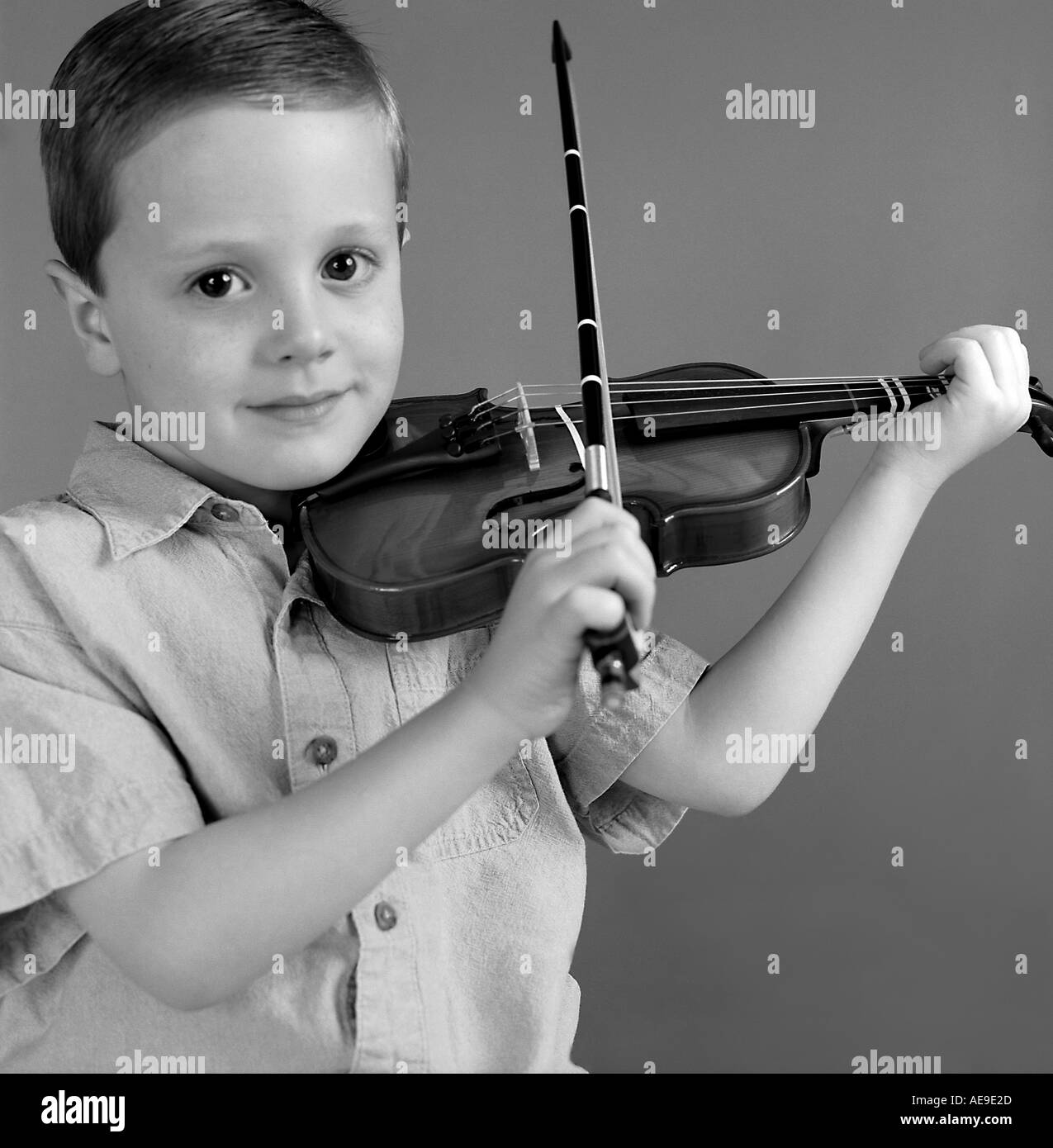 Child violin classic hi-res stock photography and images - Alamy