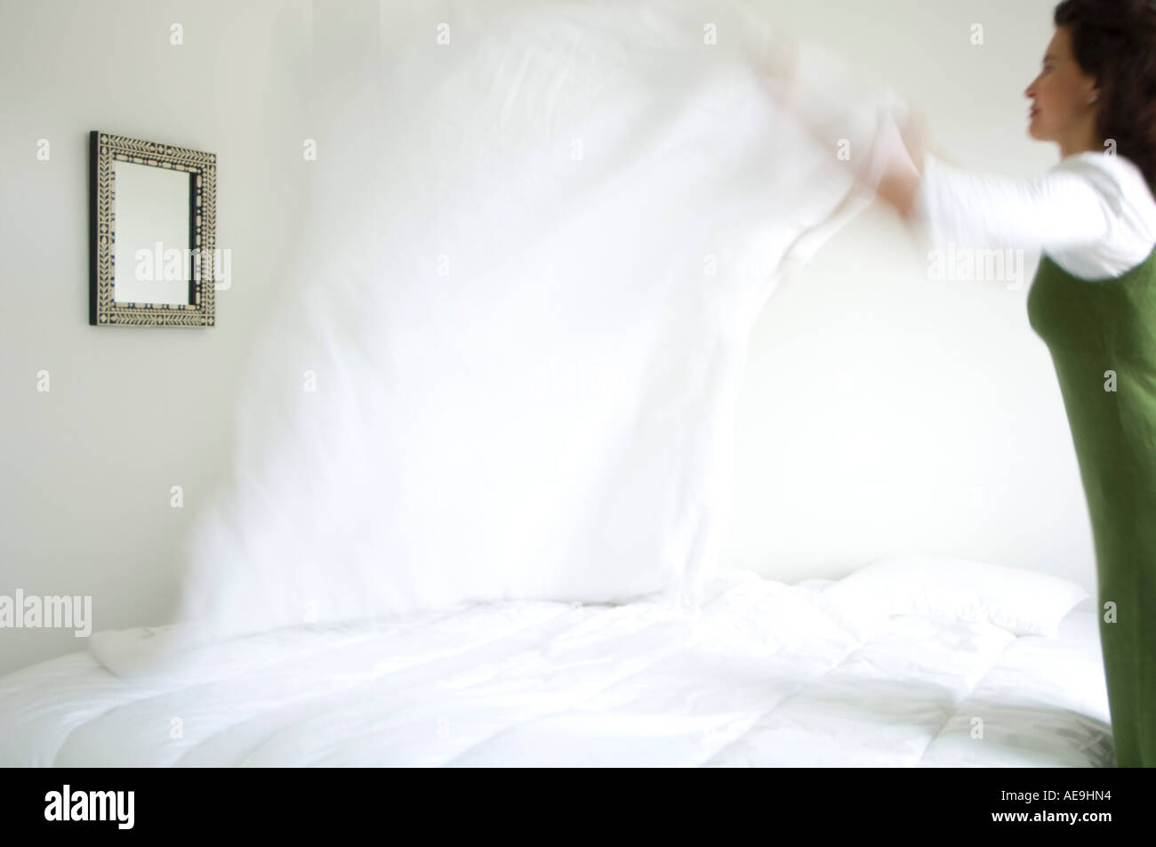 Mature women making bed hi-res stock photography and images - Alamy