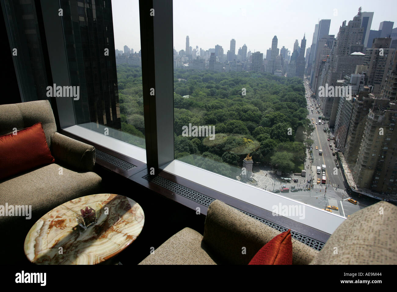 Lounge Bar of the Mandarin Oriental Hotels at Columbus Circle in New ...