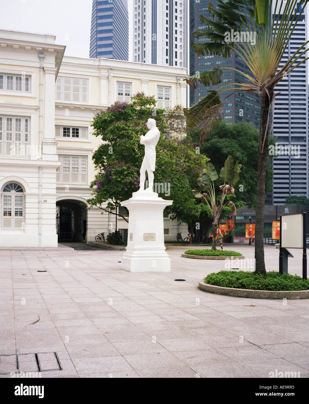 Statue of Stamford Raffles Singapore Stock Photo - Alamy