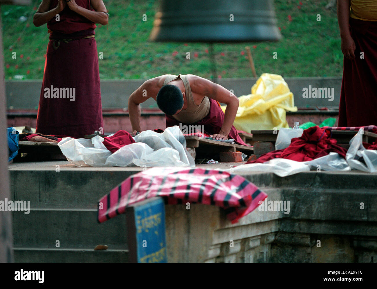 Monks prostrating at Bodh Gaya Stock Photo - Alamy