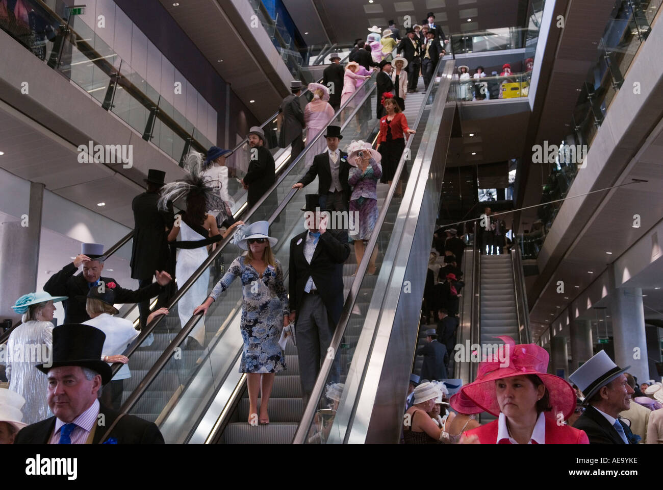 Royal ascot racecourse grandstand hi-res stock photography and images ...