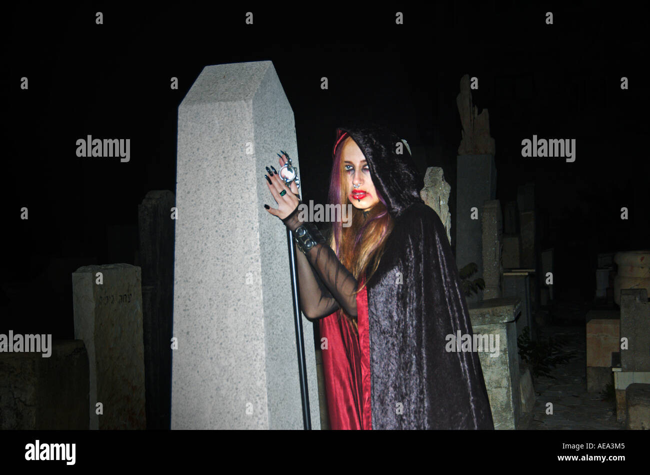 Female vampire cemetery hi-res stock photography and images - Alamy