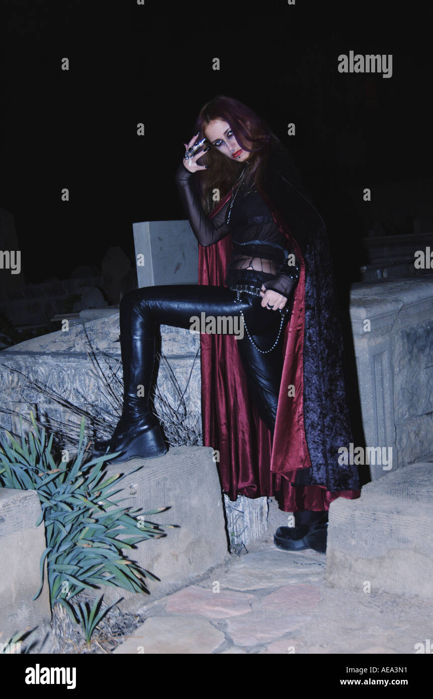 Female vampire cemetery hi-res stock photography and images - Alamy