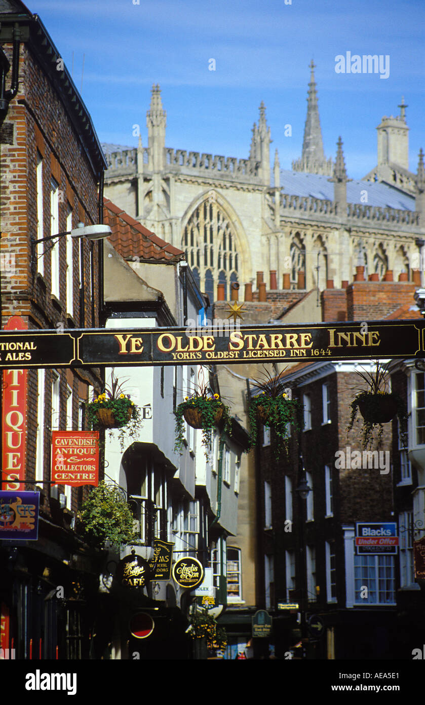 Stonegate with York Minster in the background Stock Photo - Alamy