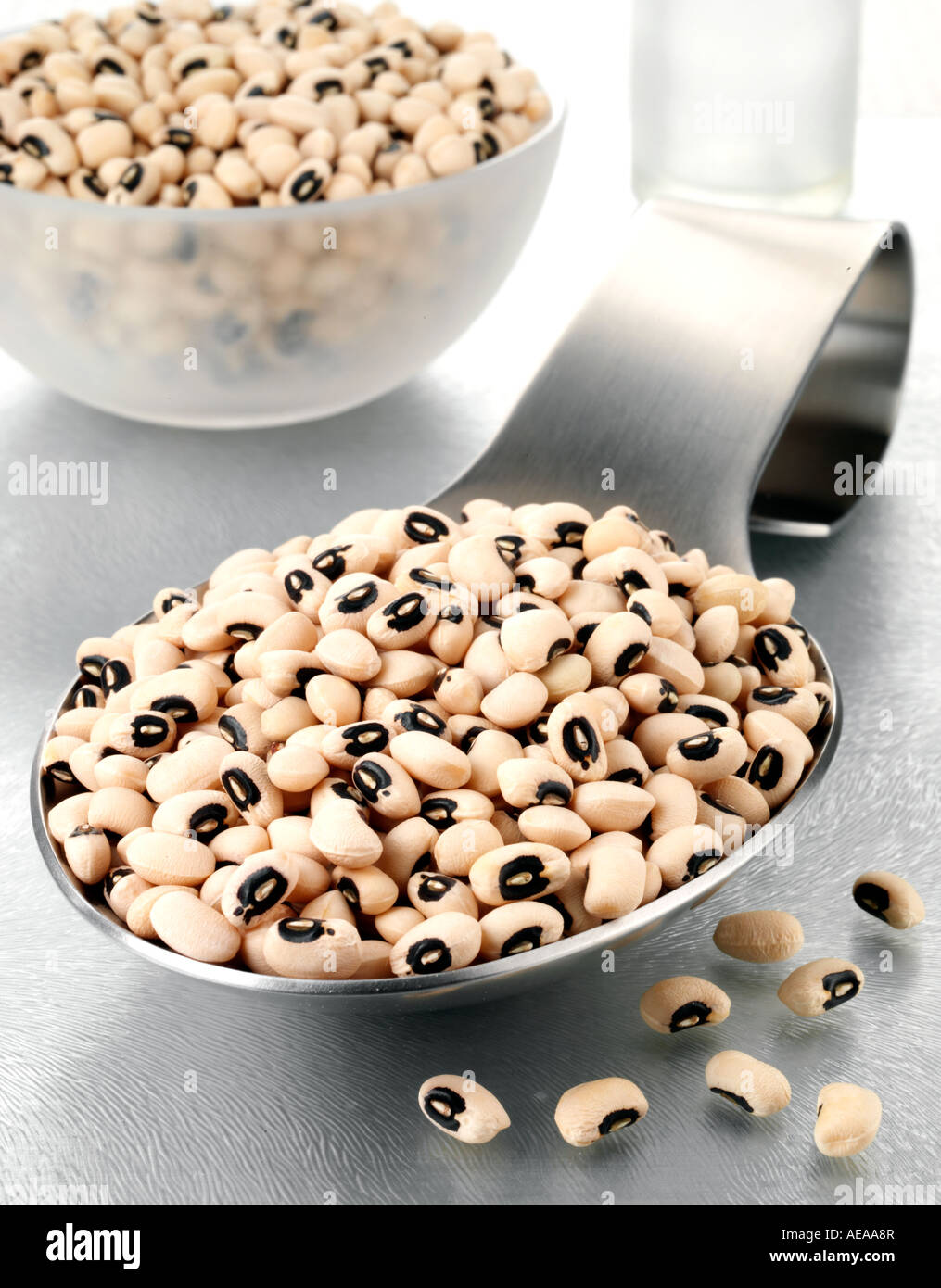 SPOONFUL OF BLACK EYED BEANS PEAS Stock Photo - Alamy
