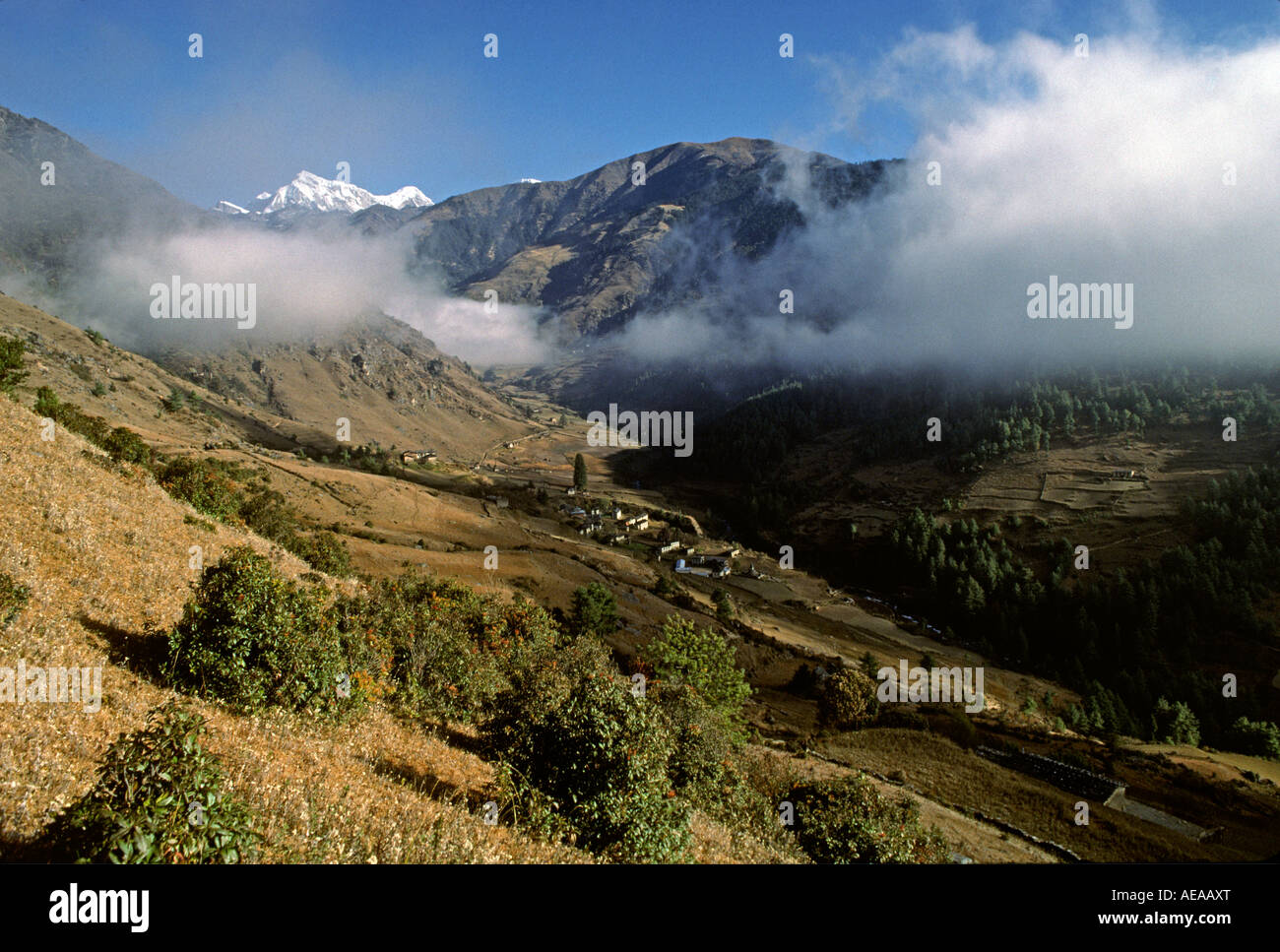 Numbur L and Khatang peaks rise above the village of Jumbesi SOLU ...