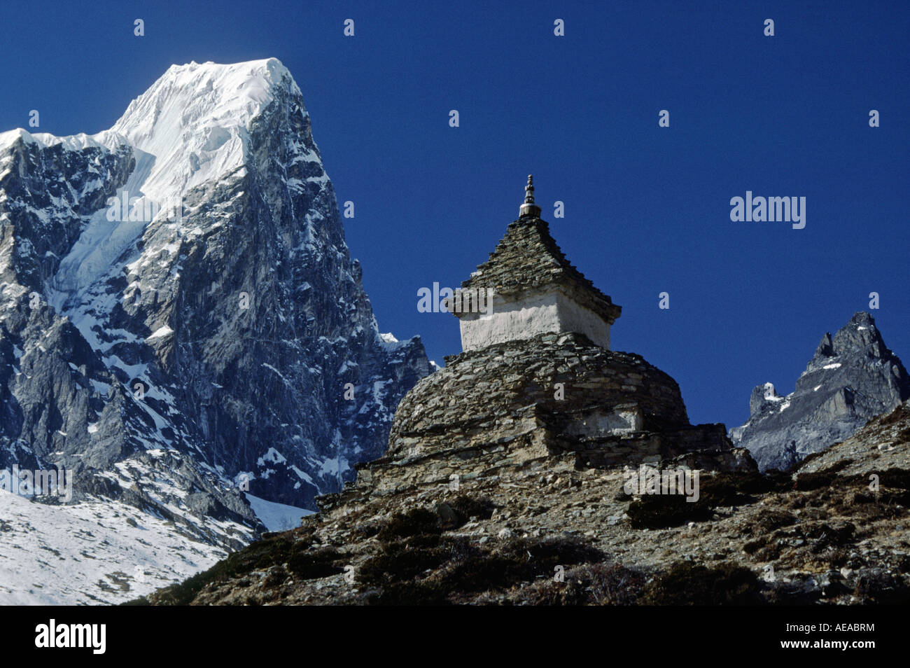 A Chorten Himalayan peaks grace the skyline in the Everest Region ...